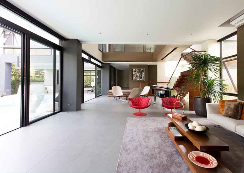 Lor Calma & Partners Glazes a Home Inside and Out