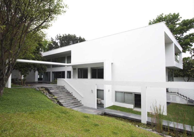 Ed Calma strips down a Spanish-Colonial style house to a modern ...