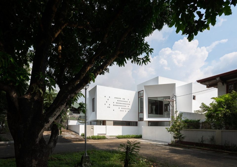 Viewpoint House Uses Smart Window Layouts for Privacy