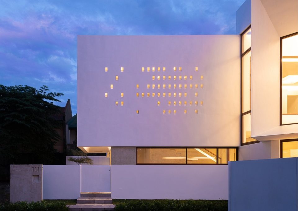 Viewpoint House Uses Smart Window Layouts for Privacy