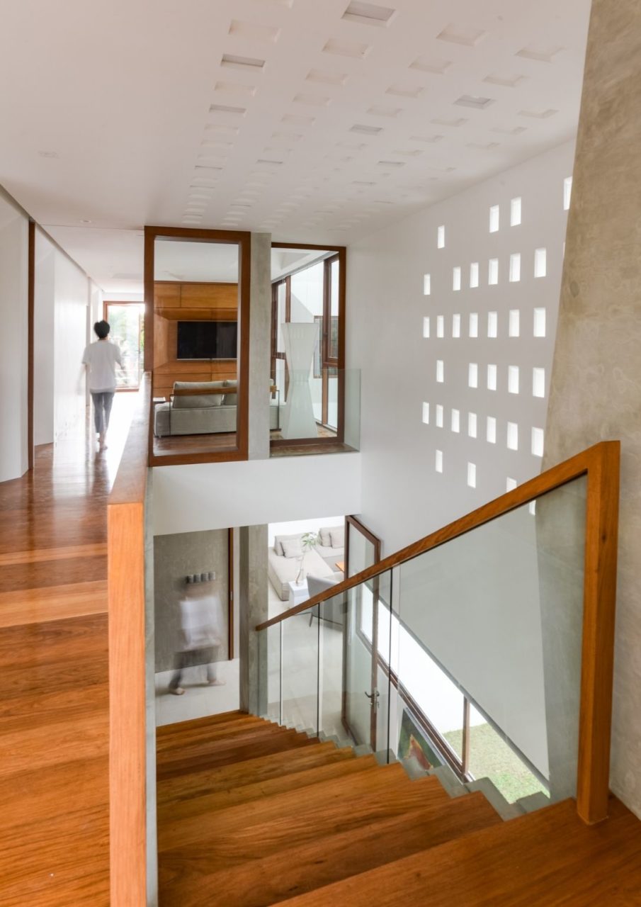 Viewpoint House Uses Smart Window Layouts for Privacy