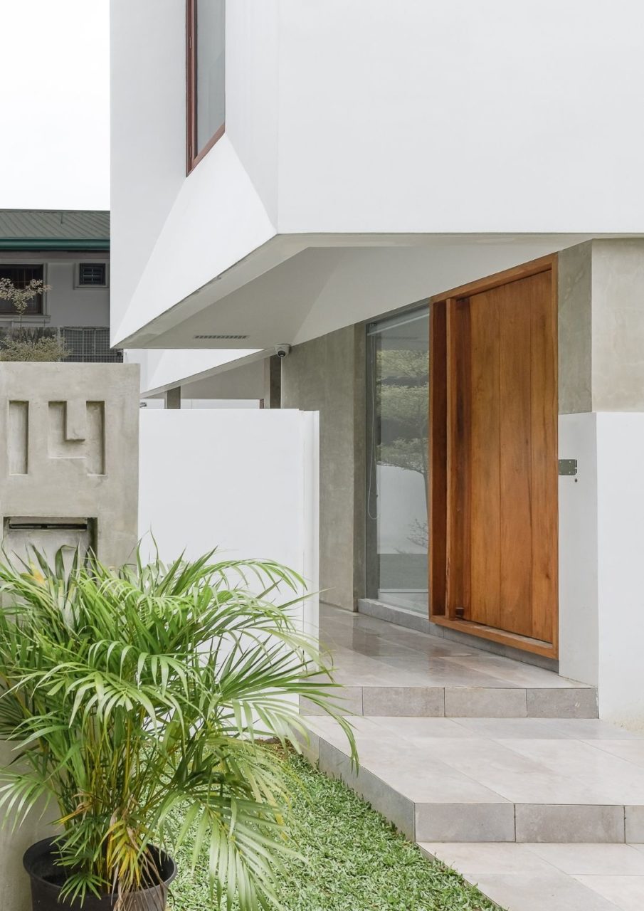 Viewpoint House Uses Smart Window Layouts for Privacy