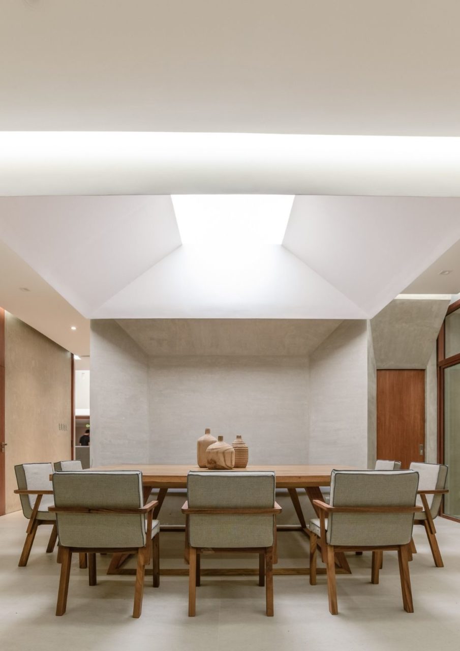 Viewpoint House Uses Smart Window Layouts for Privacy