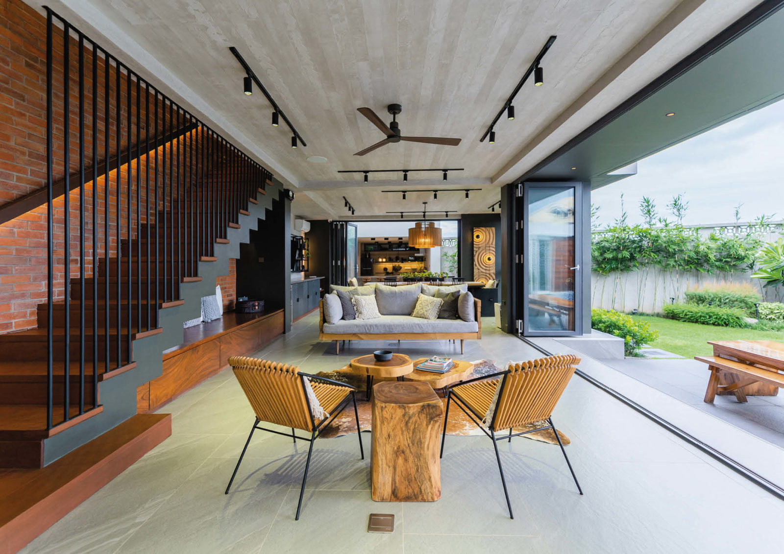 Casa Peñafrancia Reflects Modern Industrial Architecture