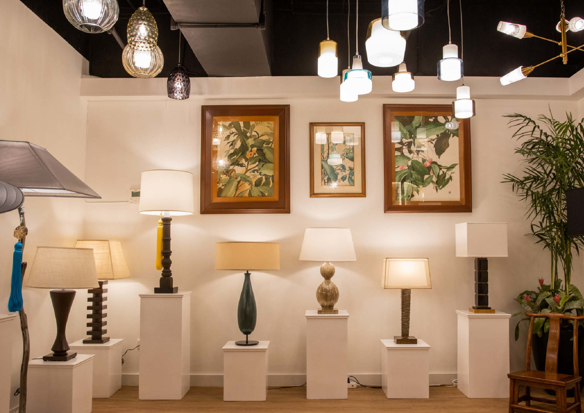 The Big Light Debate: Overhead Lighting vs. Lamps