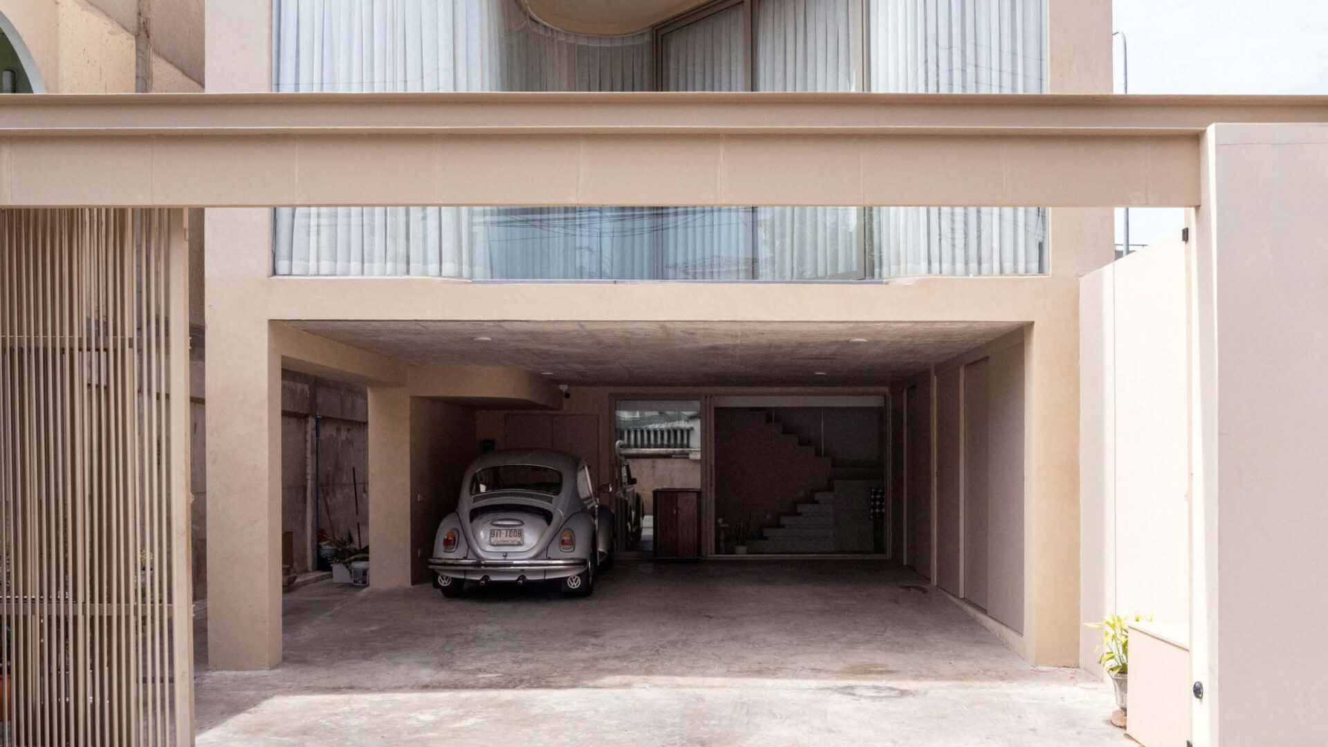 Fluidity in Compressed Spaces: House R3 In Thailand