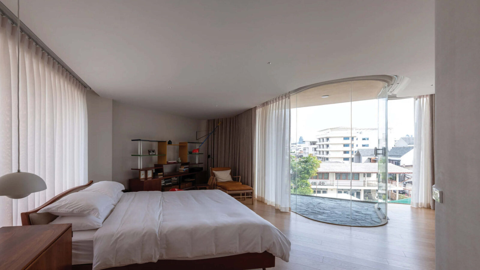 Fluidity in Compressed Spaces: House R3 In Thailand